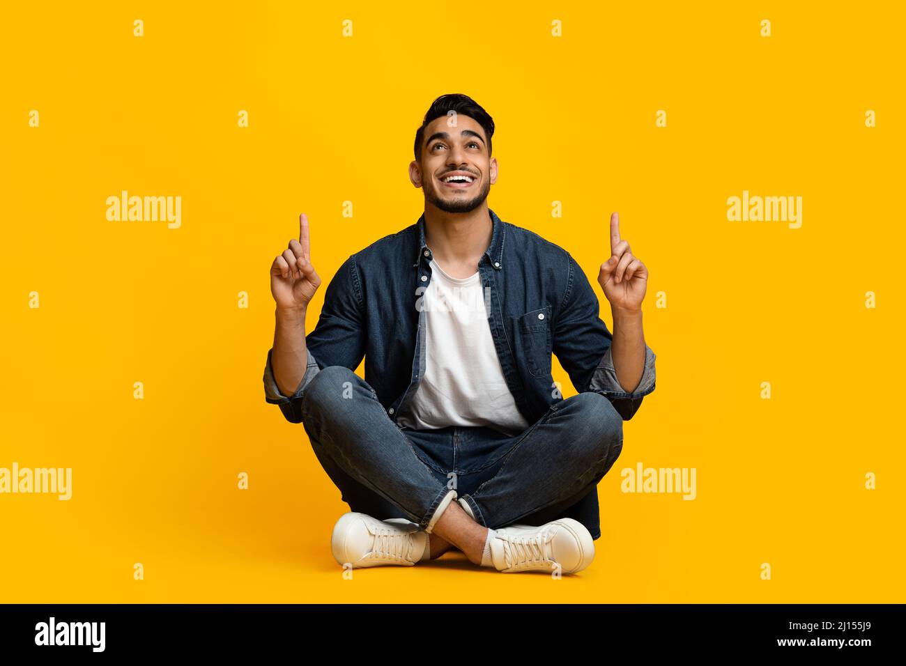 Guy pointing up hi-res stock photography and images - Alamy