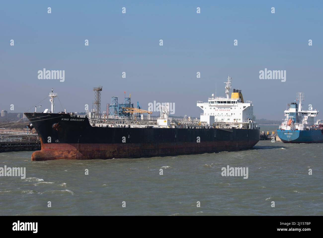 Uk 2022 bulk oil chemical tanker ship discharging cargo hi-res stock ...