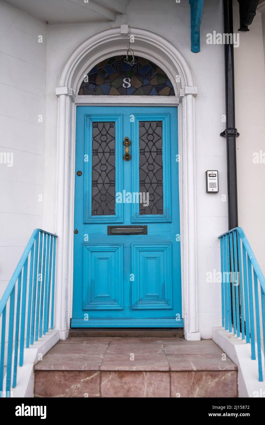 Rotting front door hi-res stock photography and images - Alamy