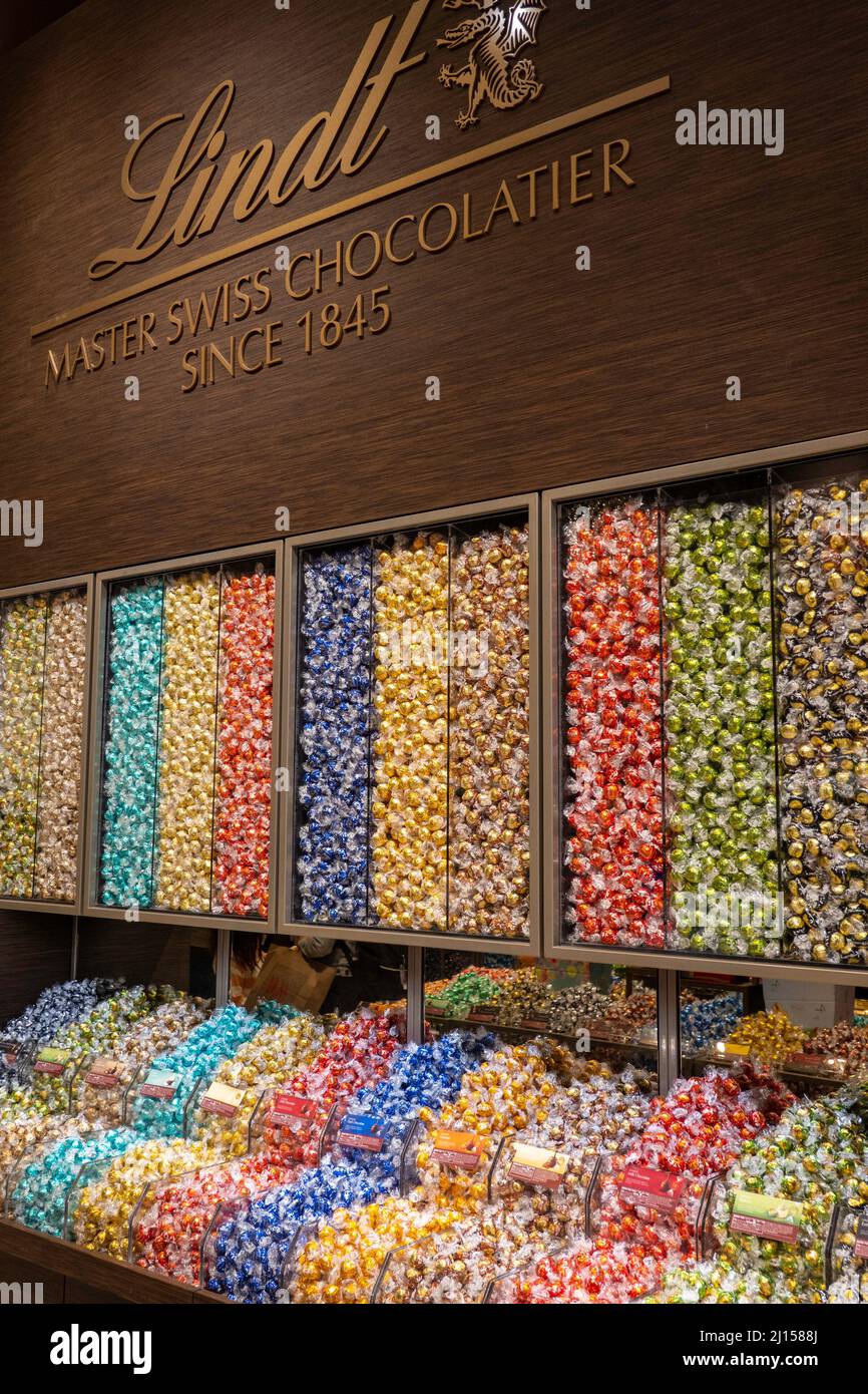 Lindt lindor chocolates hi-res stock photography and images - Alamy