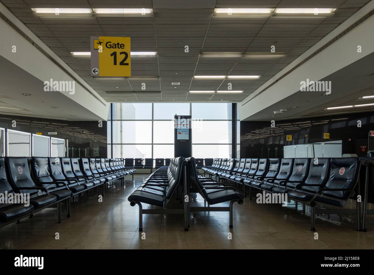 Empty waiting room black hi-res stock photography and images - Alamy