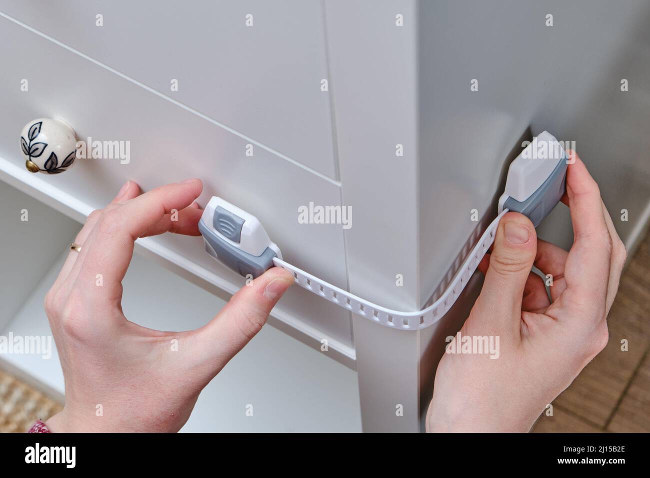 Danger for the baby to pinch the hand of the cabinet door or chest of ...