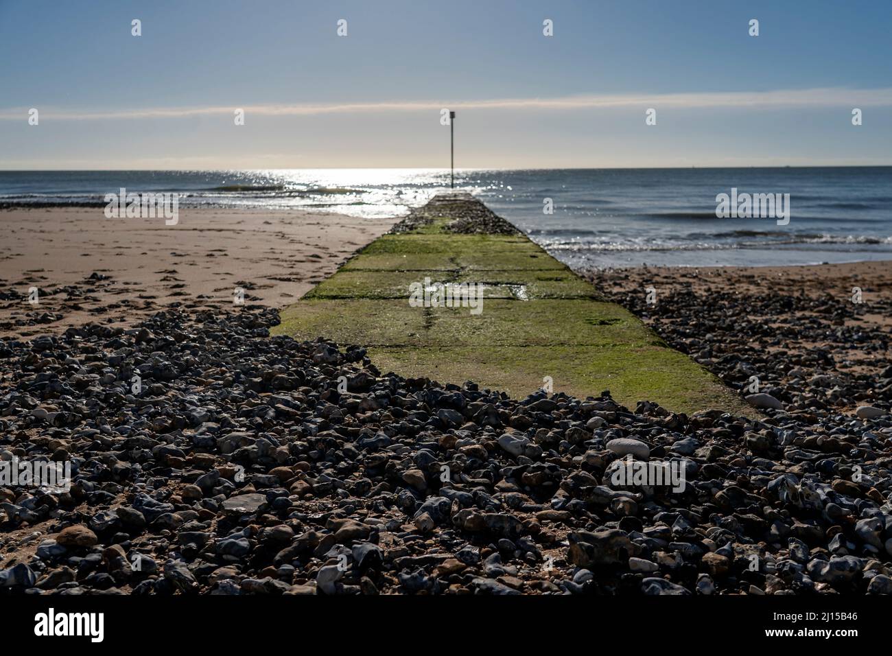 Seaweed cover a jetty on the Ramsgate Main Sands beach in Kent Stock ...