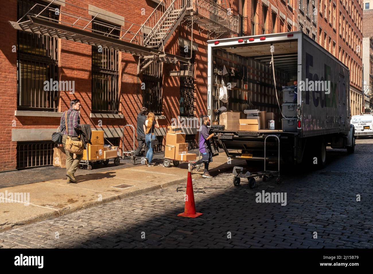 Fedex last mile delivery hi-res stock photography and images - Alamy