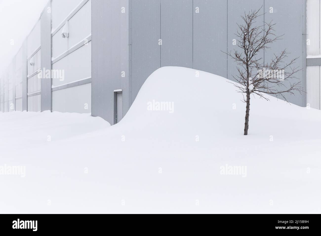 Snowdrift up against building hi-res stock photography and images - Alamy