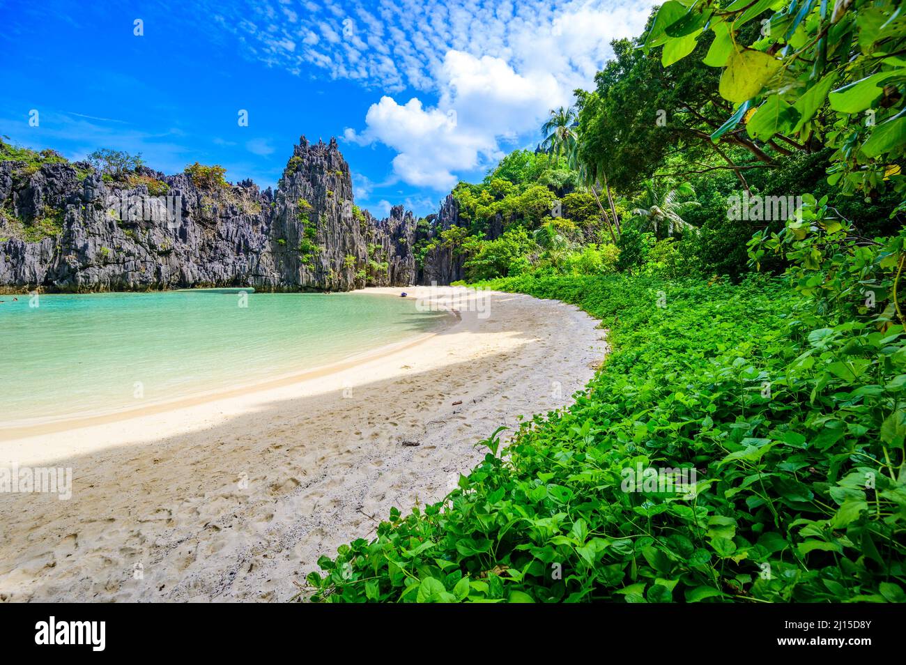 Hidden beach in Matinloc Island, El Nido, Palawan, Philippines ...
