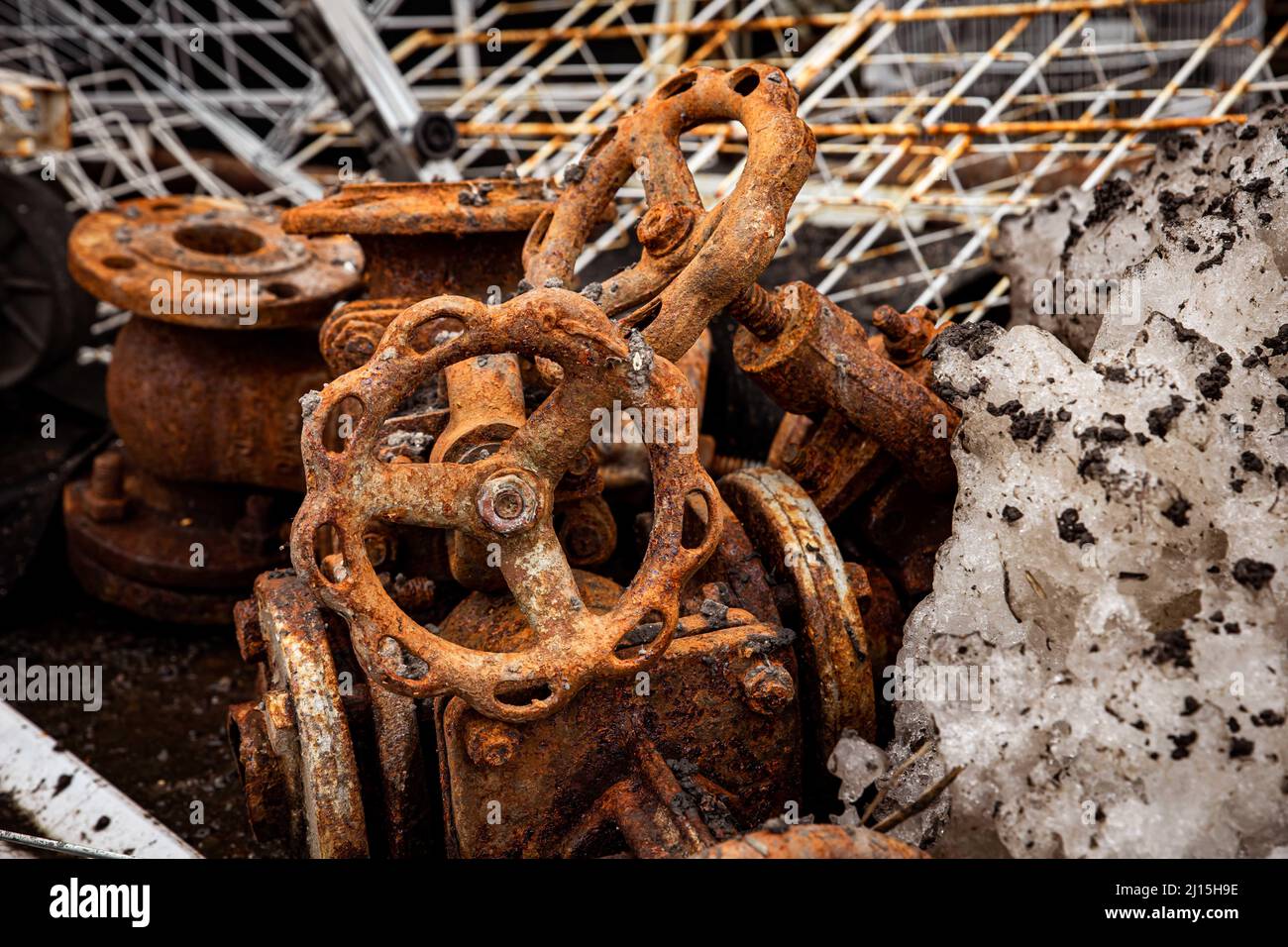 Rusty abandoned wheels in the garage Stock Photo - Alamy
