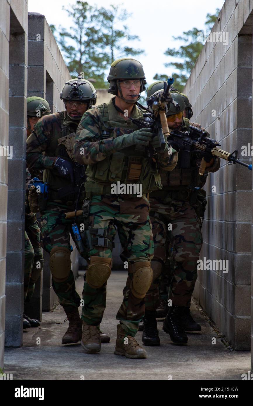 Dutch Marines with Marine Squadron Carib, Netherlands Marine Corps ...