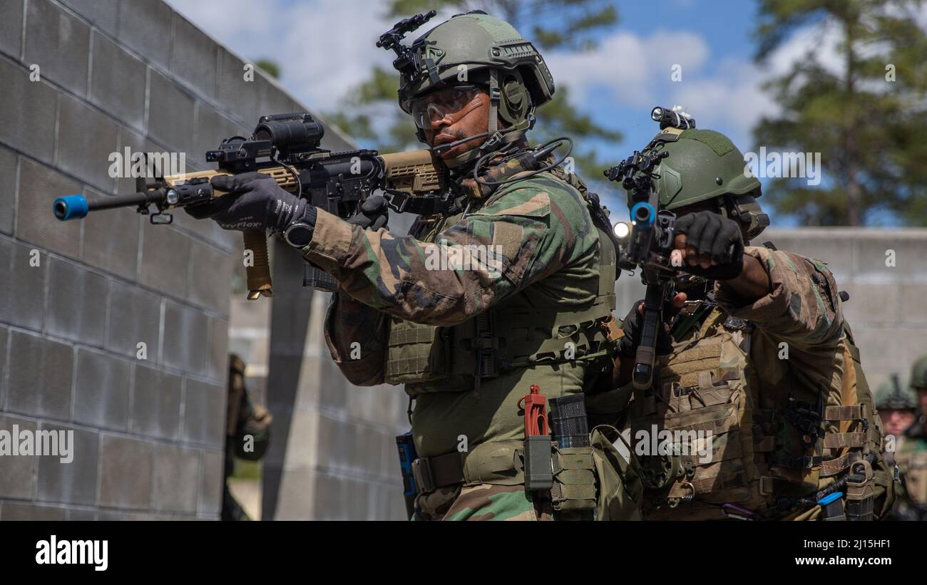 Dutch Marines with Marine Squadron Carib, Netherlands Marine Corps ...