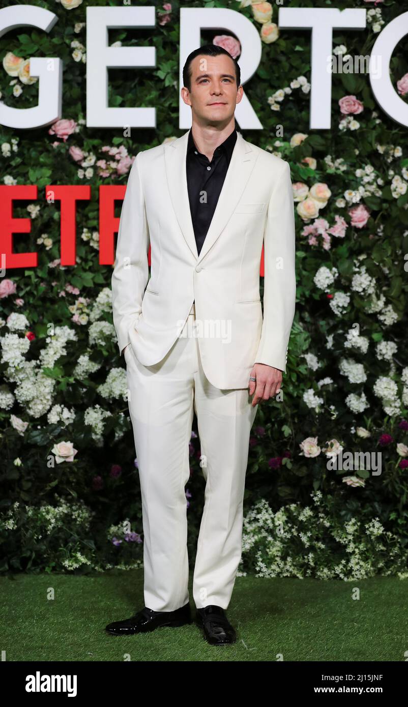 Luke thompson bridgerton hi-res stock photography and images - Alamy