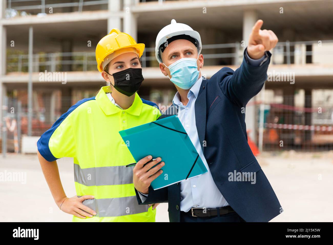 Civil engineers in masks hi-res stock photography and images - Alamy