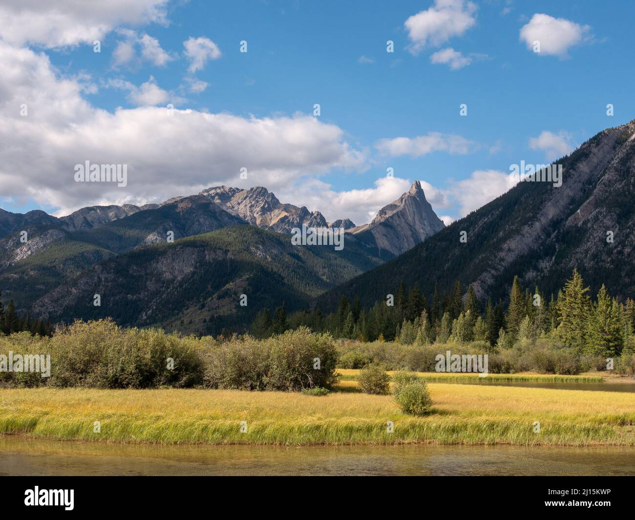Picturesque mountain town banff canada hi-res stock photography and ...