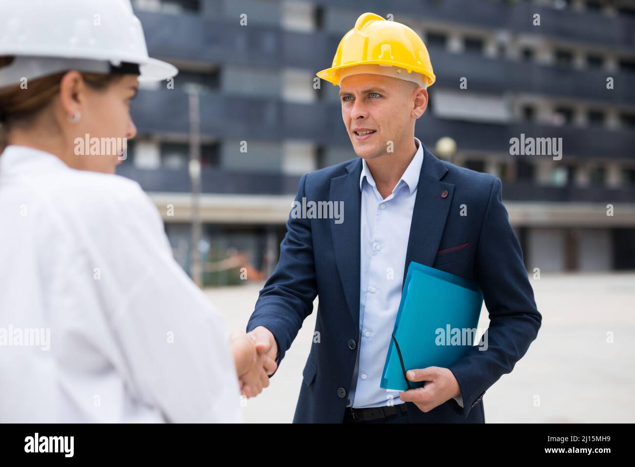 Developer and master builder shaking hands Stock Photo - Alamy