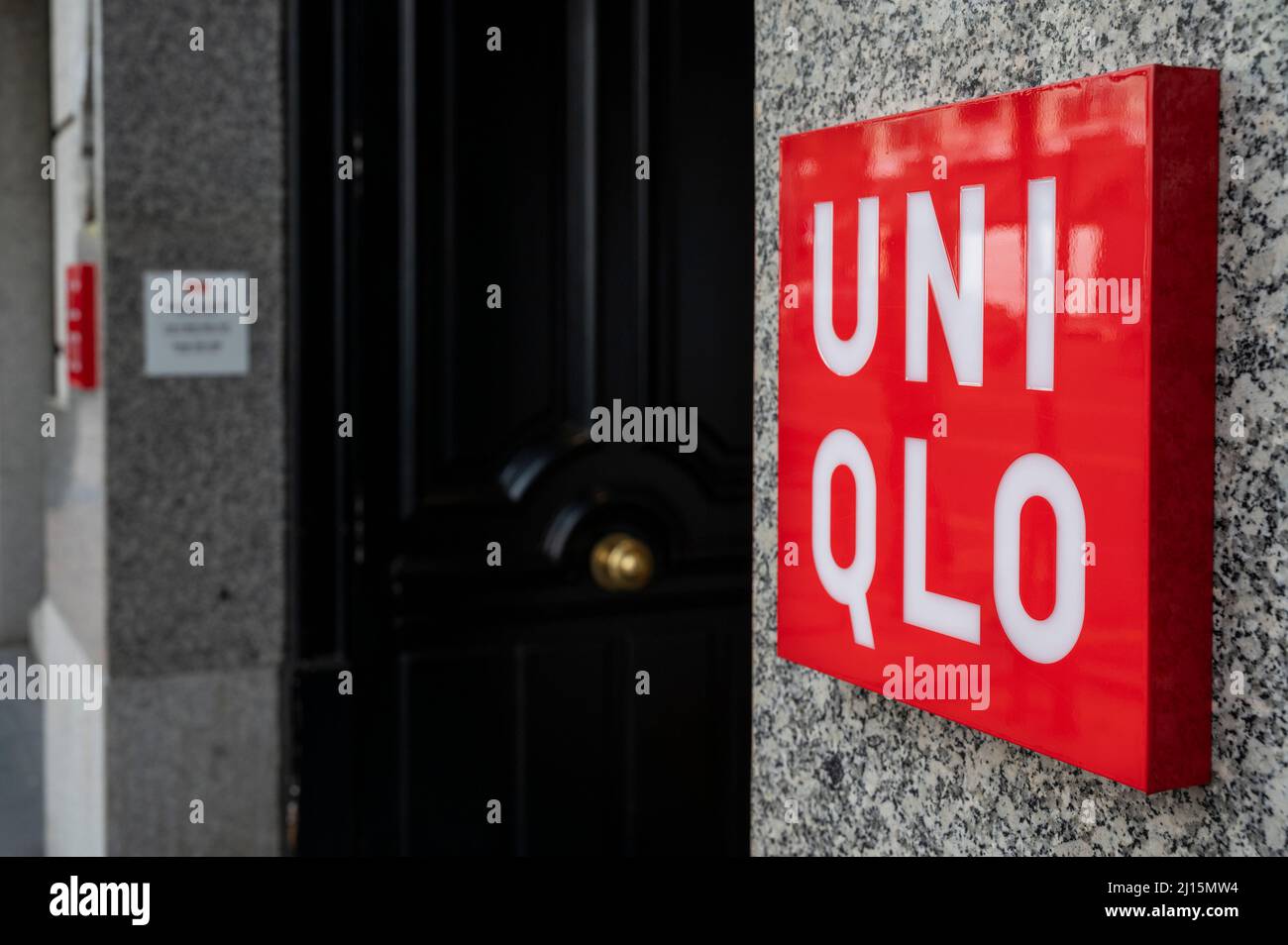 Uniqlo logos hi-res stock photography and images - Alamy