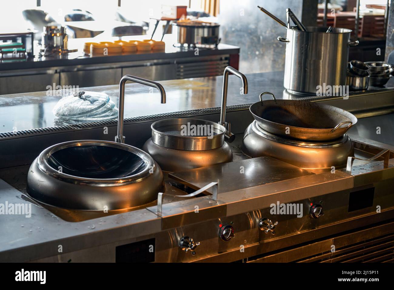 Commercial kitchens hi-res stock photography and images - Alamy