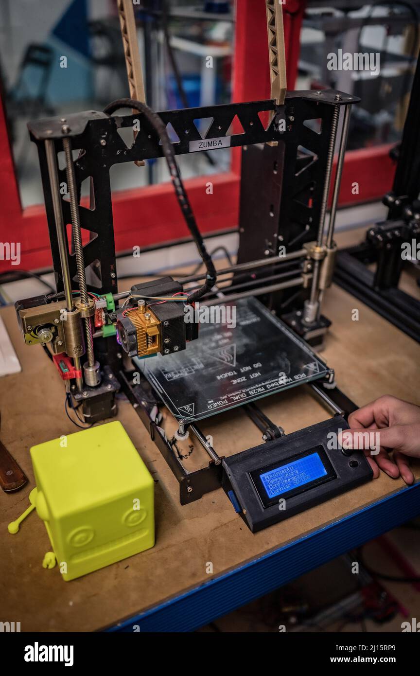 Man controlling a 3D printer Stock Photo - Alamy