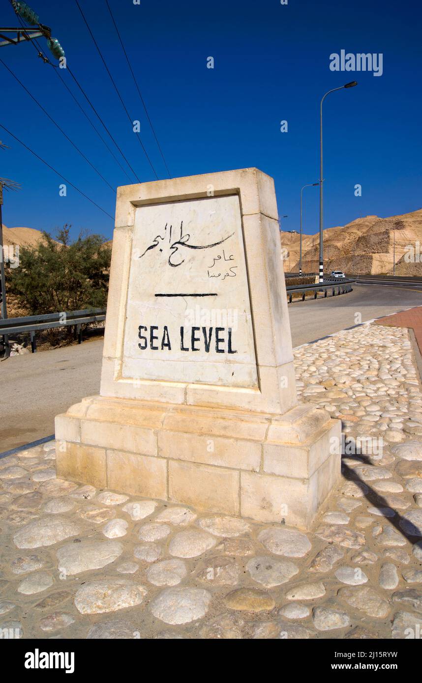 Sea level marker above the Dead Sea Stock Photo - Alamy