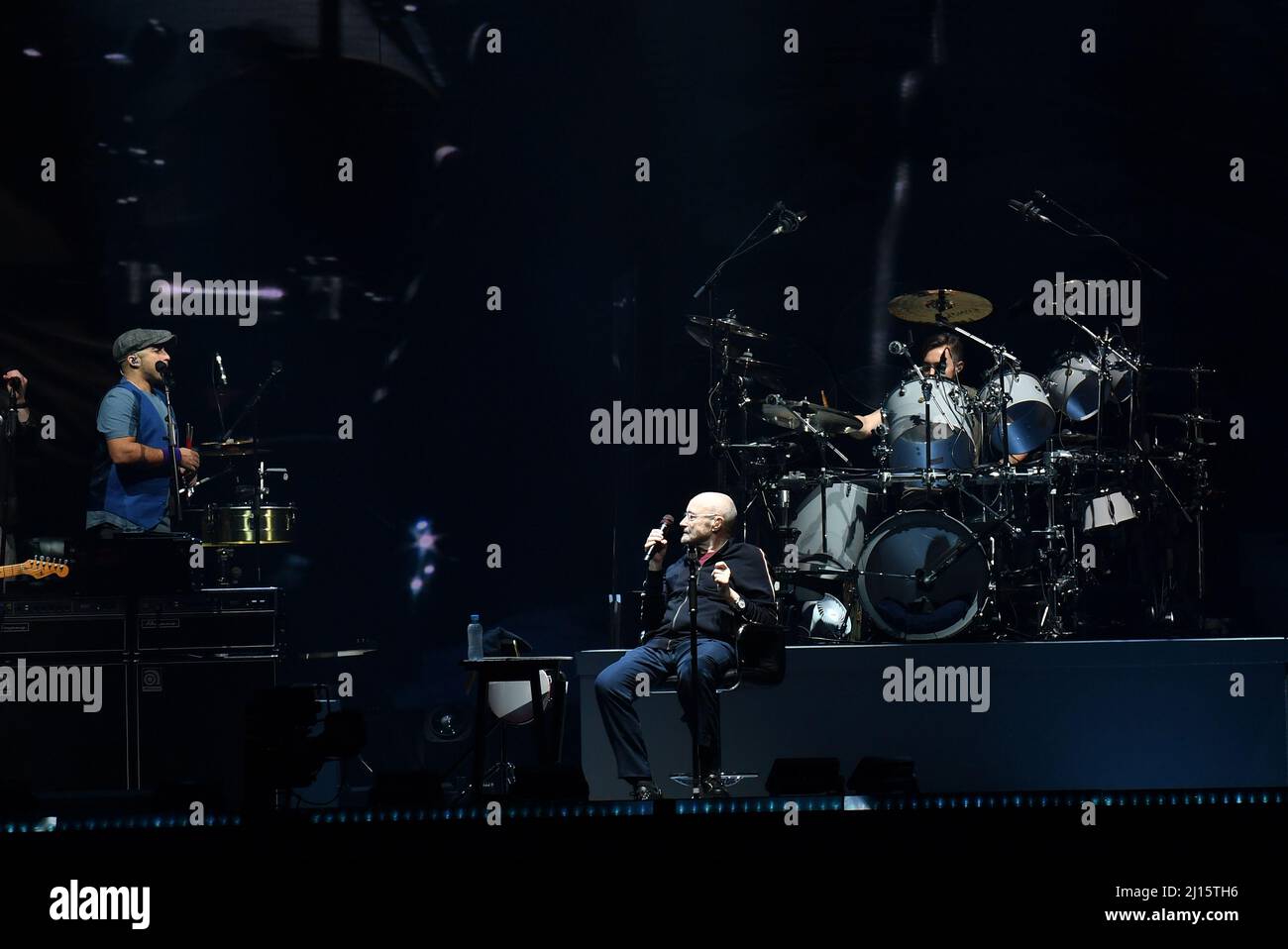 Phil Collins concert - Genesis (Mike Rutherford, Phil Collins et Tony Banks) performs during ...