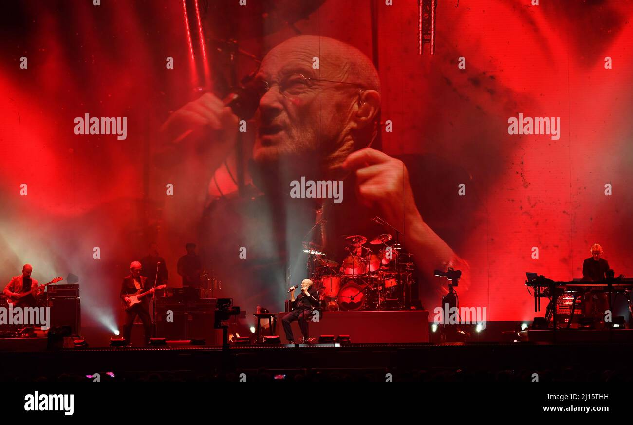 Phil Collins concert - Genesis (Mike Rutherford, Phil Collins et Tony Banks) performs during ...