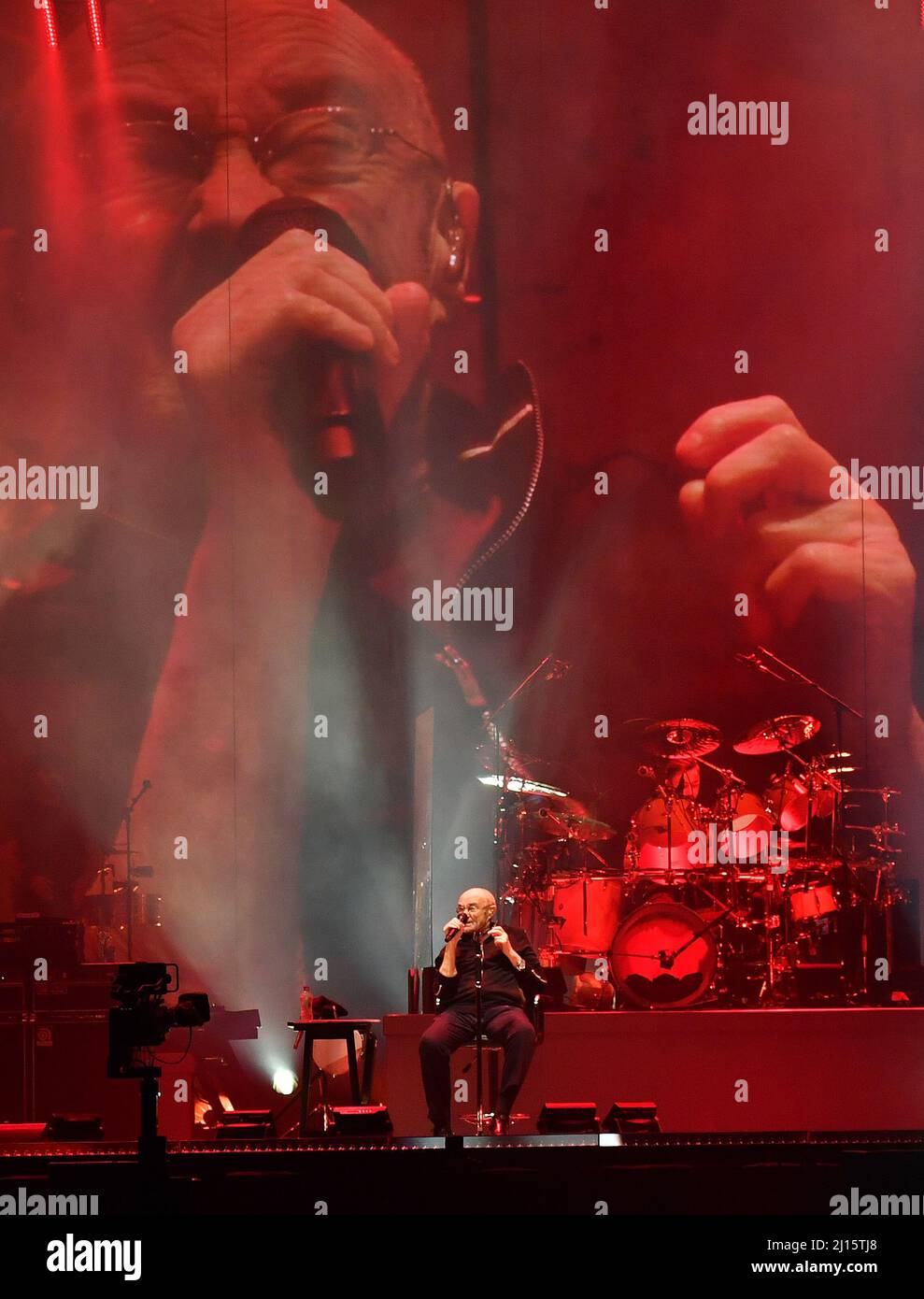 Phil Collins concert - Genesis (Mike Rutherford, Phil Collins et Tony Banks) performs during ...