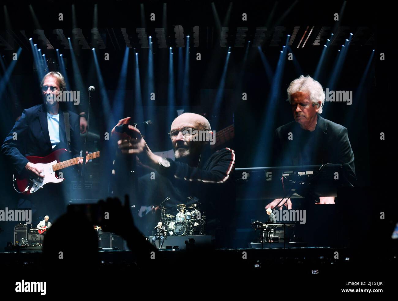 Phil Collins concert - Genesis (Mike Rutherford, Phil Collins et Tony Banks) performs during ...