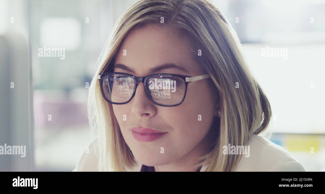 4k attractive young woman computer hi-res stock photography and images ...