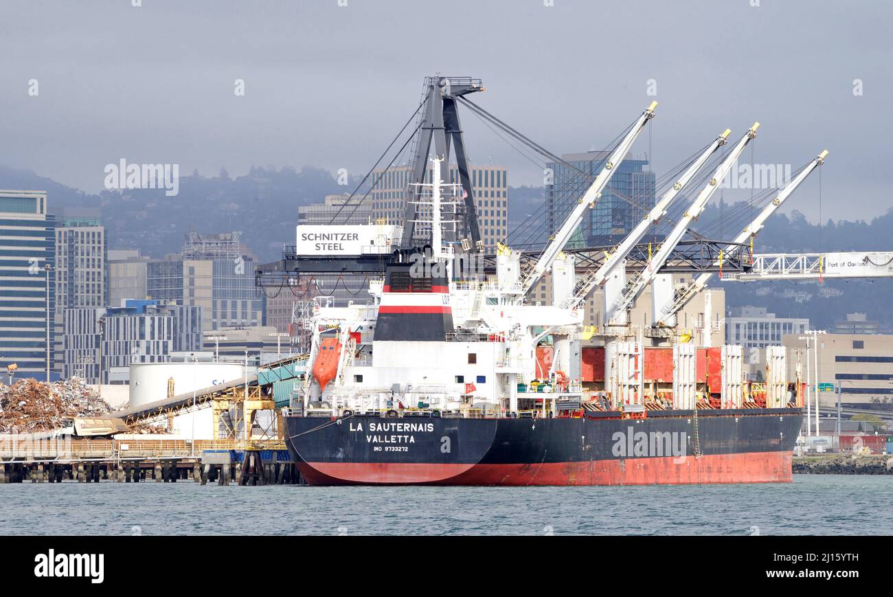 Oakland, CA - Feb 14, 2022: Bulk carrier LA SAUTERNAIS loading at ...