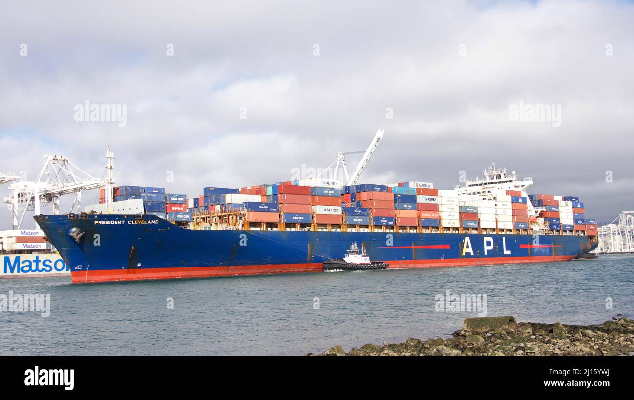Oakland, CA - Feb 14, 2022: Tugboat REVOLUTION assisting APL cargo ship ...