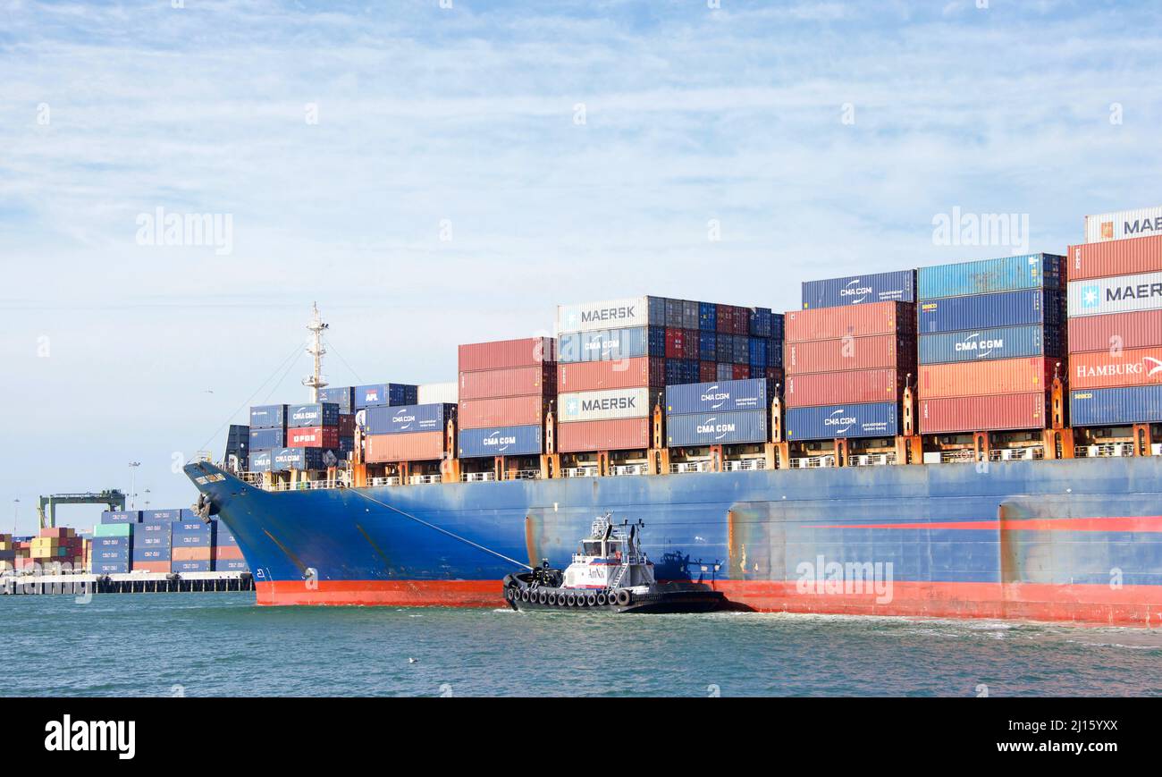 Oakland, CA - Feb 14, 2022: Tugboat REVOLUTION assisting APL cargo ship ...