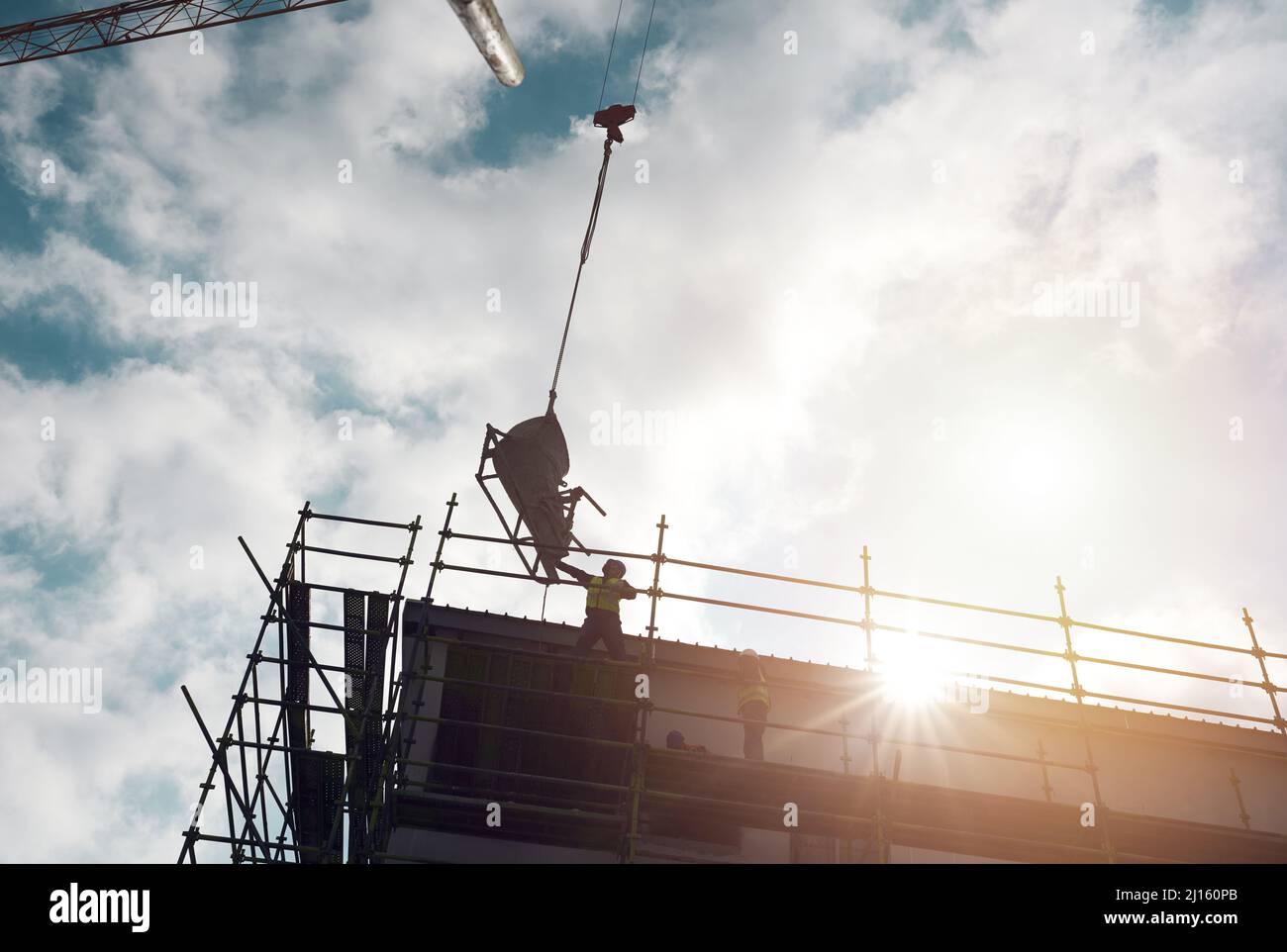 Man lifting heavy hi-res stock photography and images - Alamy