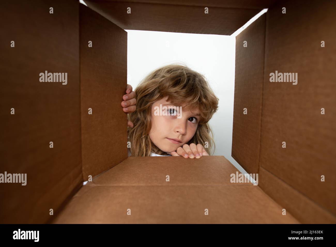 Happy kids inside cardboard box hi-res stock photography and images - Alamy