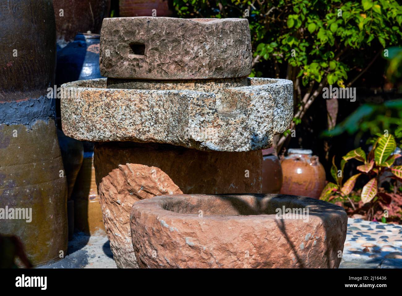 Milling stone garden hi-res stock photography and images - Alamy