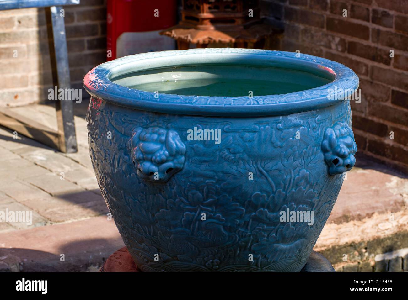 Chinese restaurant fish tank hi-res stock photography and images - Alamy