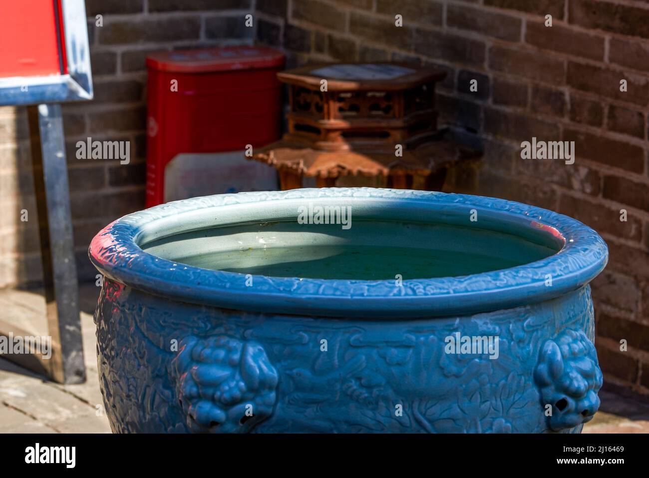 Chinese restaurant fish tank hi-res stock photography and images - Alamy