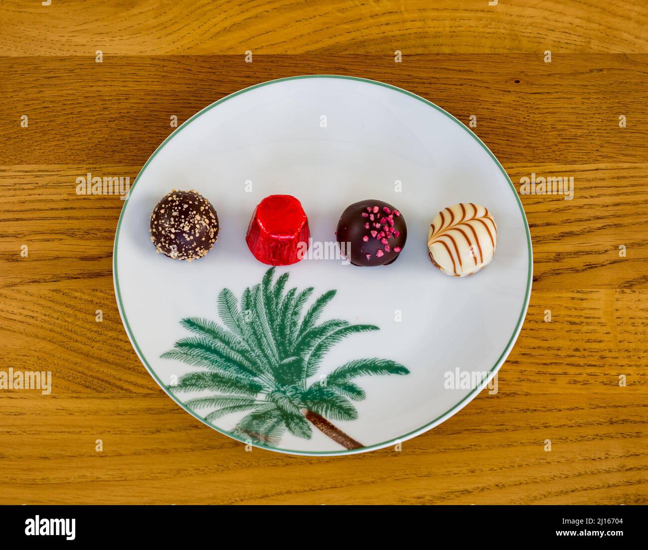 Bite size chocolates hi-res stock photography and images - Alamy