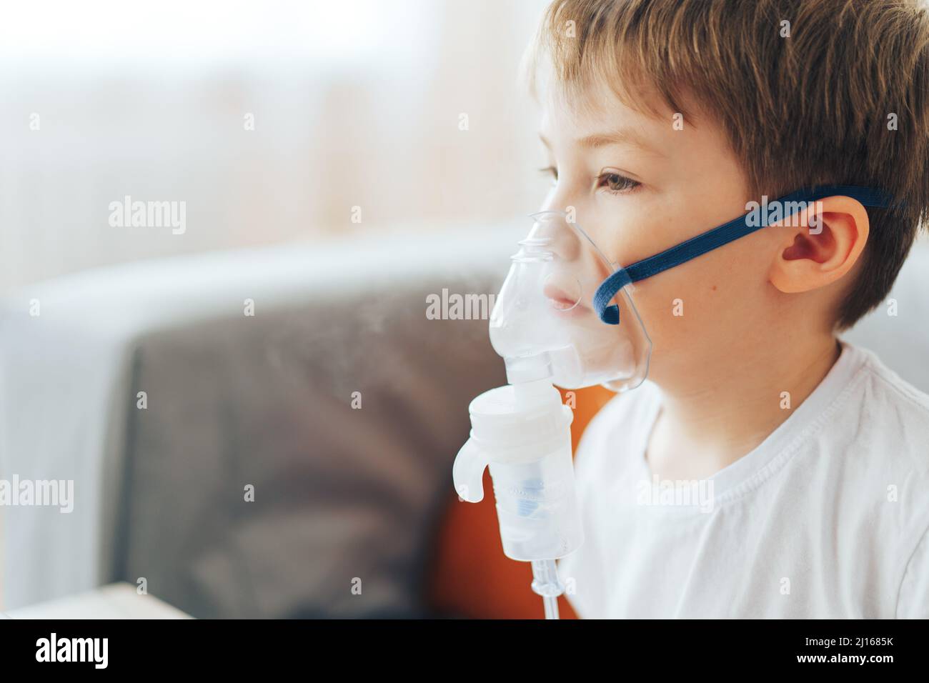 Little boy wearing nebulizer mask breathes asthma medicine Stock Photo ...
