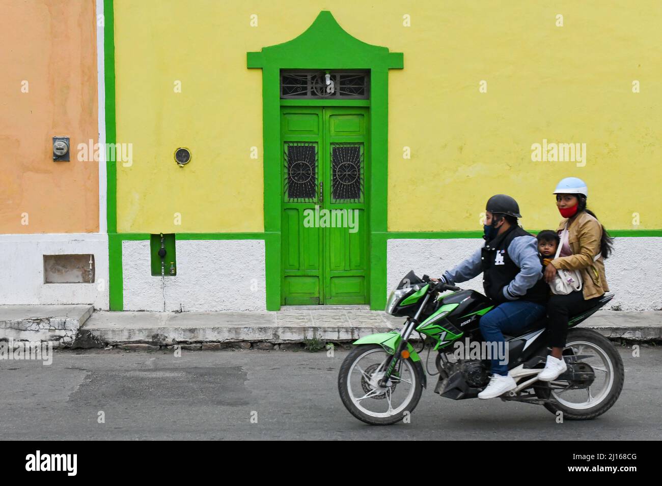 Mexican family riding a motorcycle hi-res stock photography and images ...