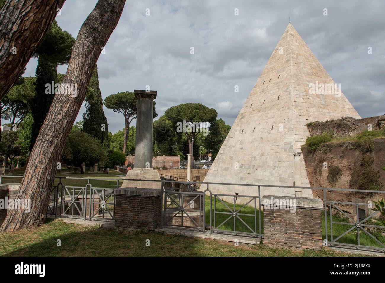Pyramid of Caius Cestius Stock Photo - Alamy