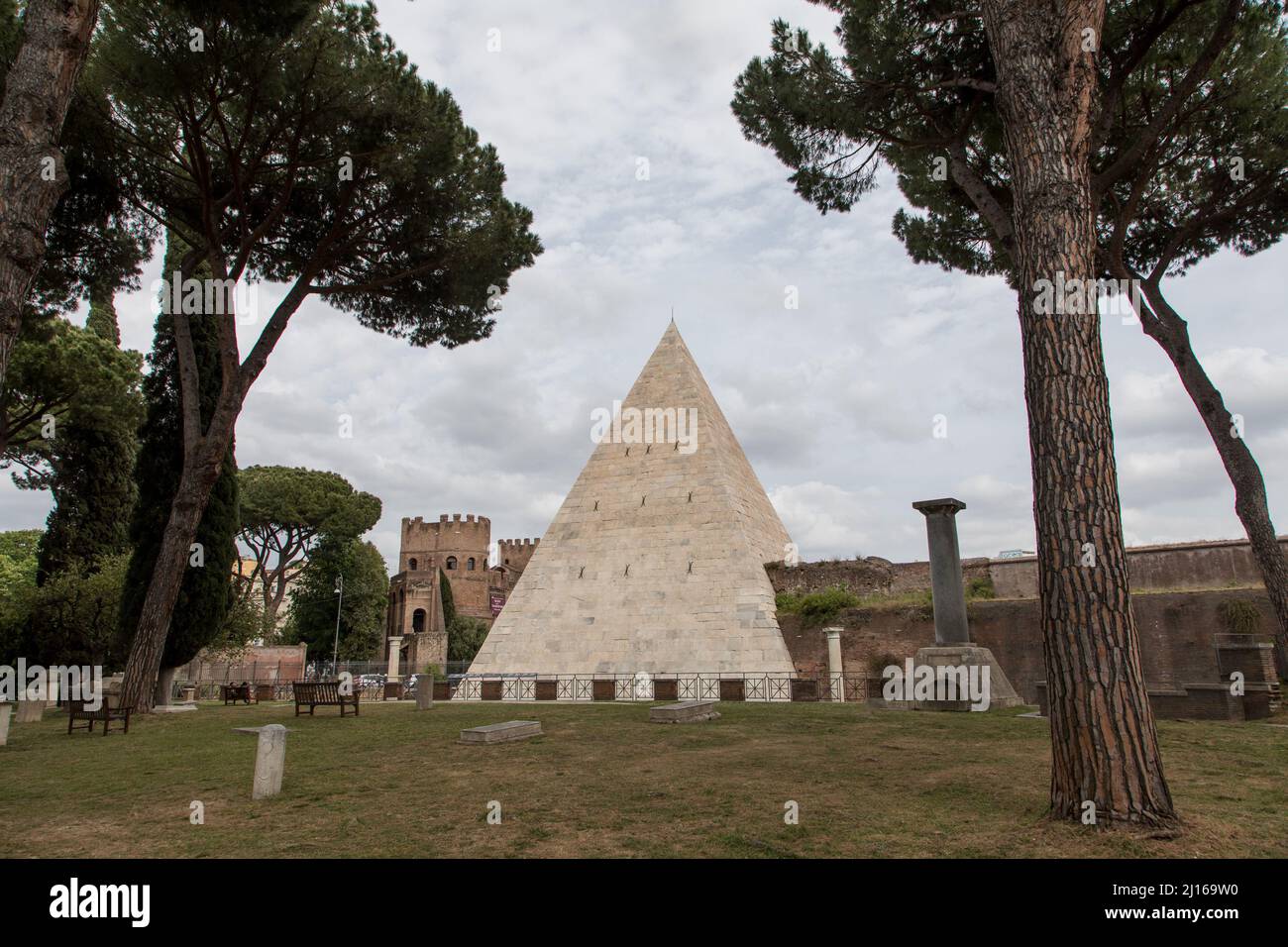 Pyramid of Caius Cestius Stock Photo - Alamy