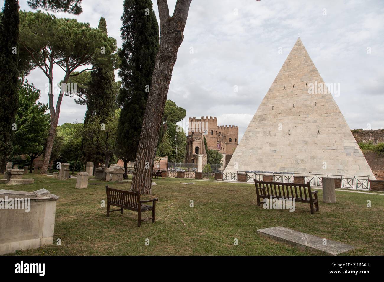 Pyramid of Caius Cestius Stock Photo - Alamy