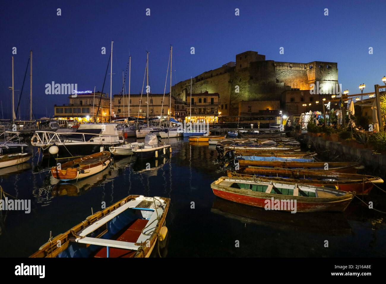 Bateaux colores hi-res stock photography and images - Alamy