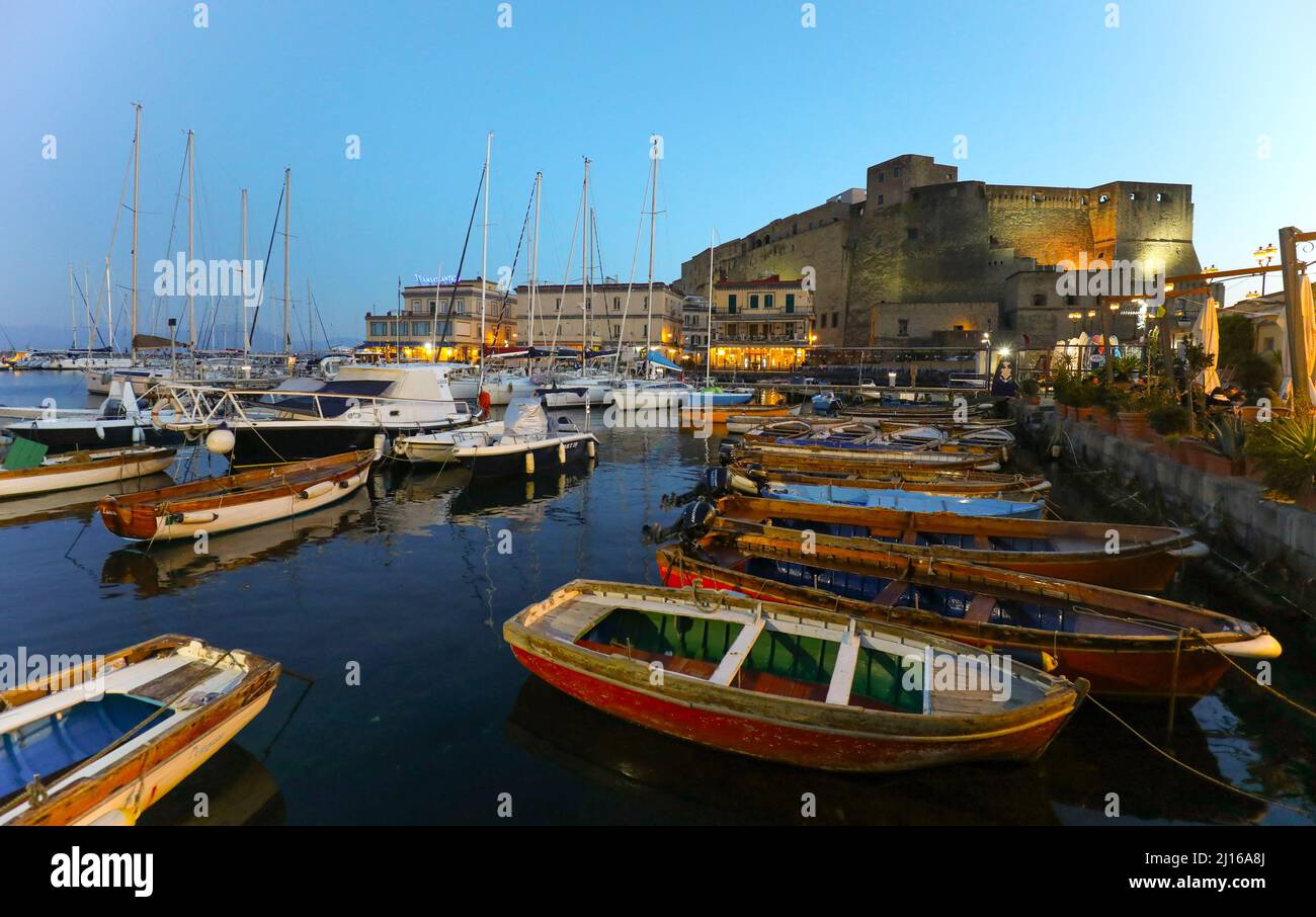 Bateaux colores hi-res stock photography and images - Alamy