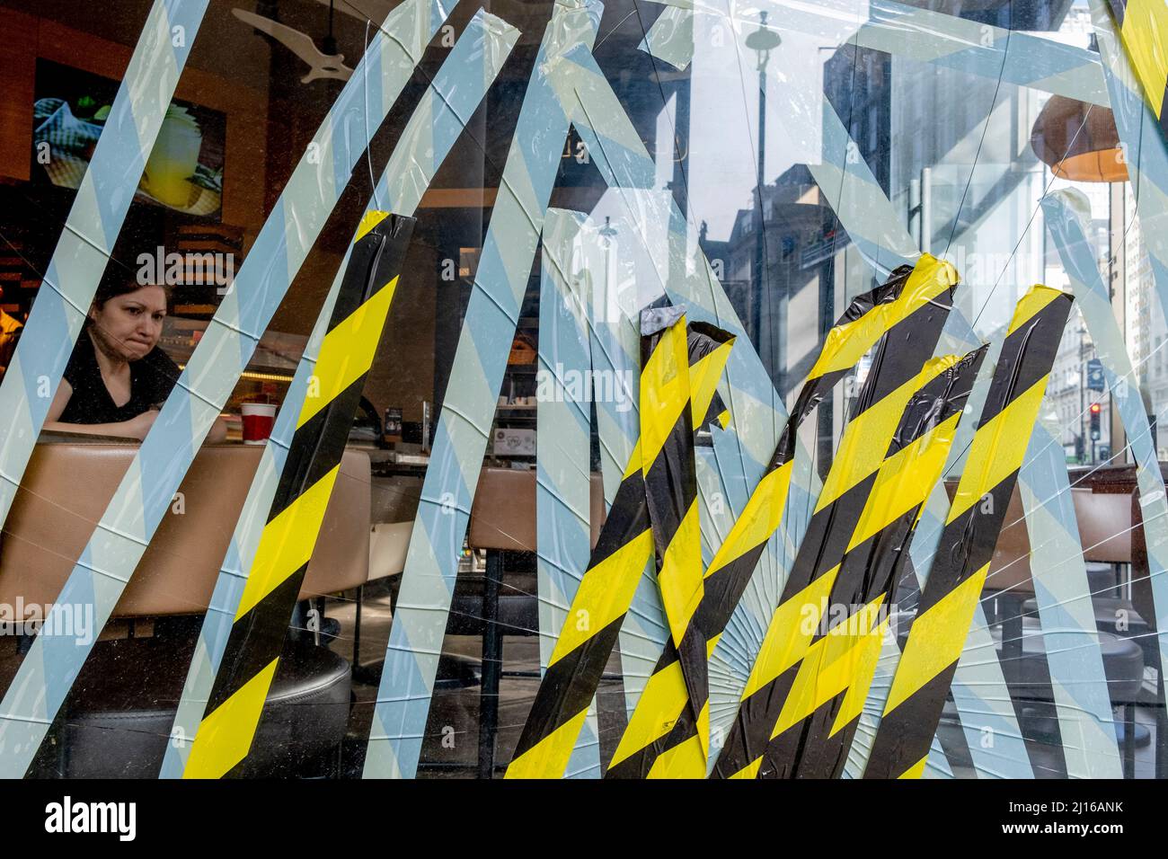 Smashed store window hi-res stock photography and images - Alamy
