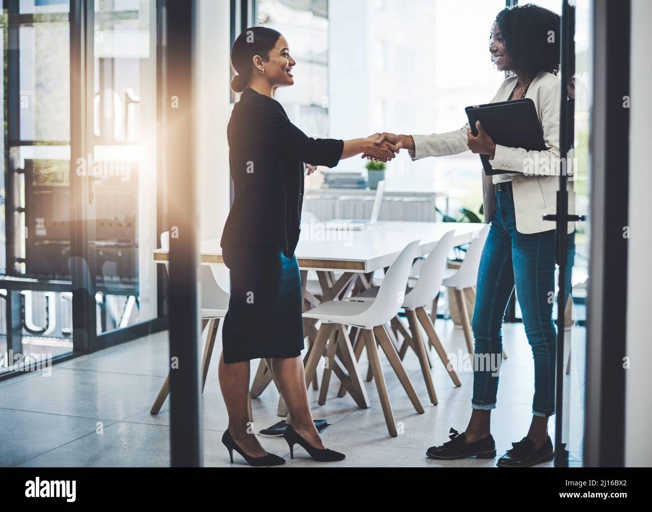 Business woman duo hi-res stock photography and images - Alamy
