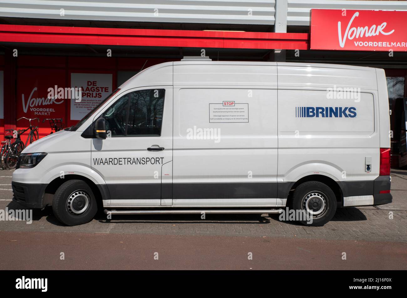 Brinks armored security truck hi-res stock photography and images - Alamy