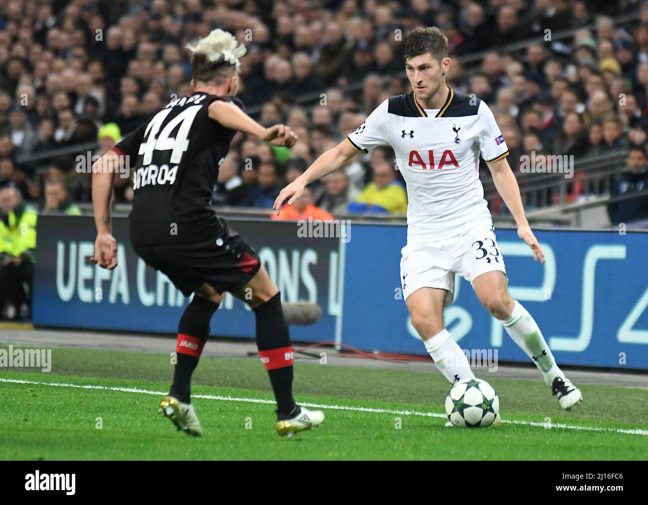 LONDON, ENGLAND - NOVEMBER 2, 2016: Ben Davies (R) of Tottenham ...