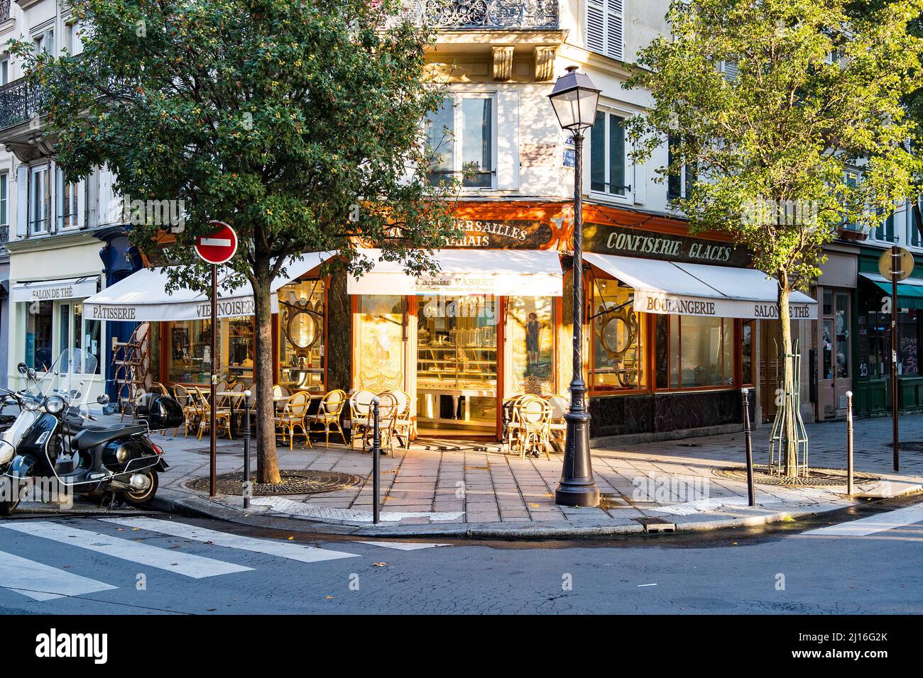 Old french bakery shop hi-res stock photography and images - Alamy