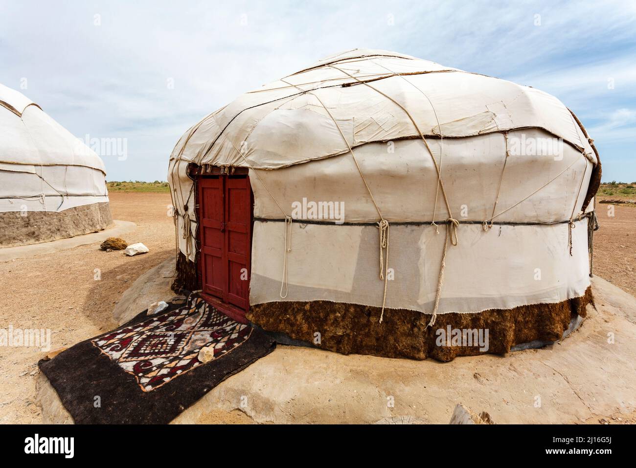 Yurt campsite in the Kyzylkum desert in Northern Uzbekistan, Central ...