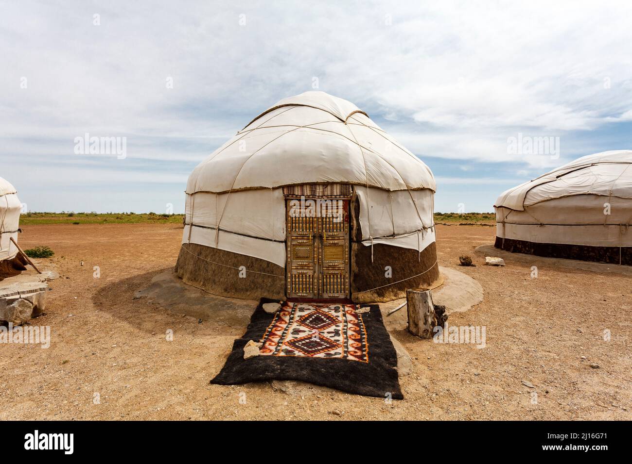 Yurt campsite in the Kyzylkum desert in Northern Uzbekistan, Central ...