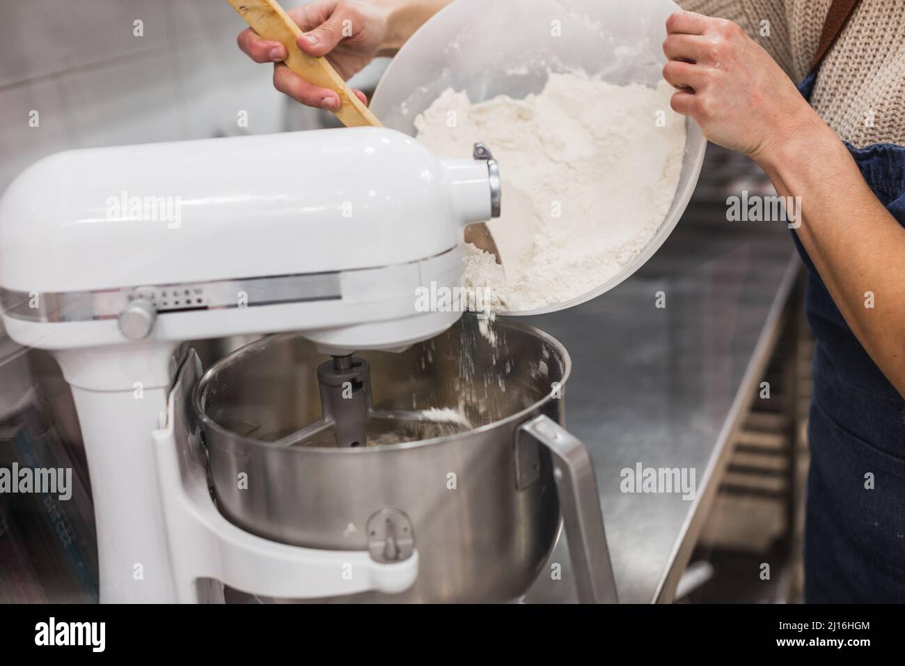 Adding flour with spoon hi-res stock photography and images - Alamy